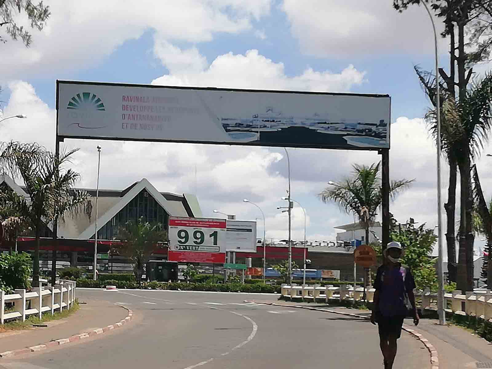 Arrivée à Ivato, aéroport d'Antananarivo, premier contact avec les ...